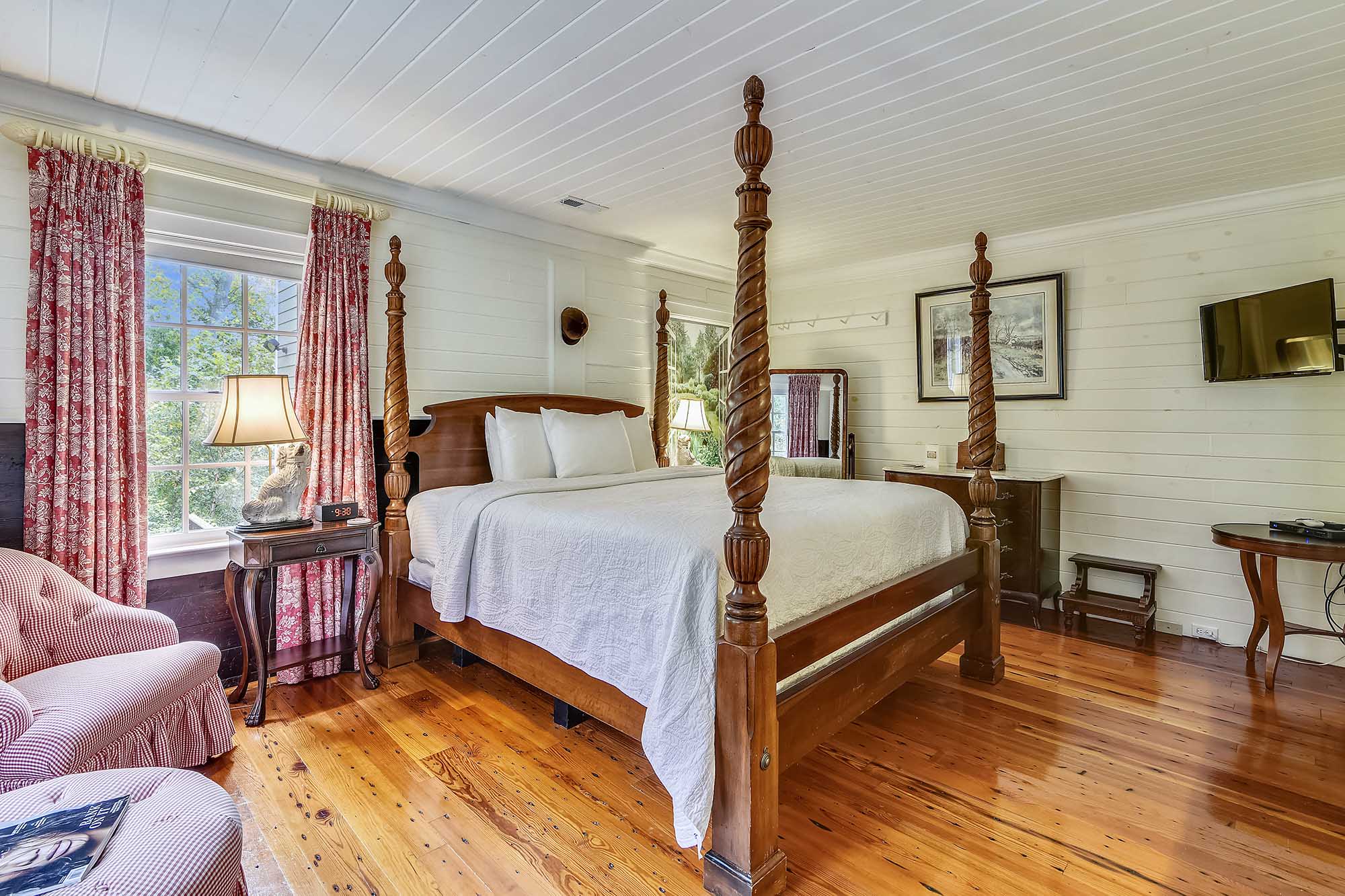 A Weekend Guide to Visiting Middleburg, VA - Wine and Country Life